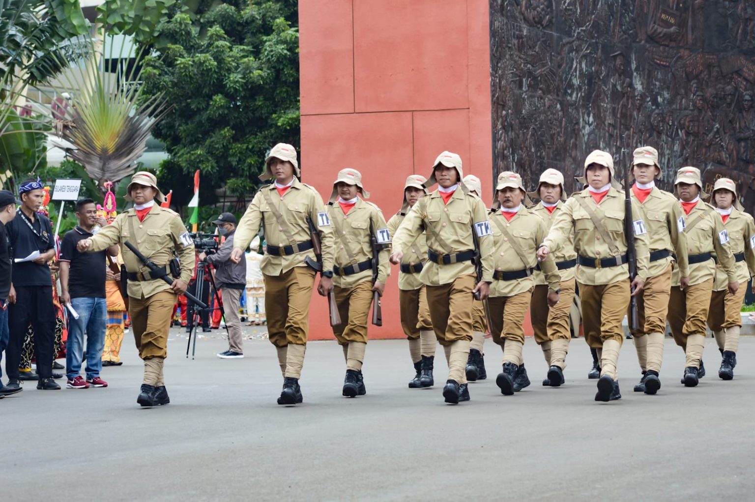 Seragam Prajurit TKR Dalam Arakan Wira Budaya Nusantara – Pusat Sejarah TNI